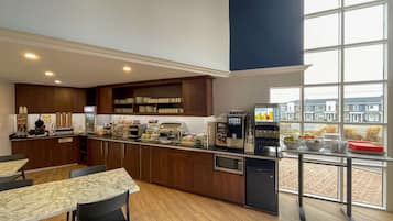 Café da manhã completo grátis todos os dias