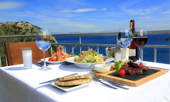 2 restaurantes: servem pequenos-almoços, almoços e jantares