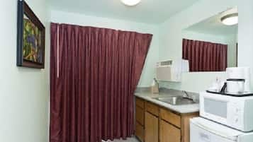 Quarto com Cama Grande Não Fumadores | Cozinha privada | Um frigorífico, um micro-ondas, uma cafeteira/bule