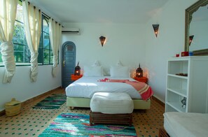 Quarto econômico | Camas Select Comfort, cofres nos quartos, berços grátis