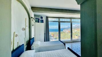 Quarto quádruplo | Frigobar, escrivaninha, cortinas blackout, quartos à prova de som