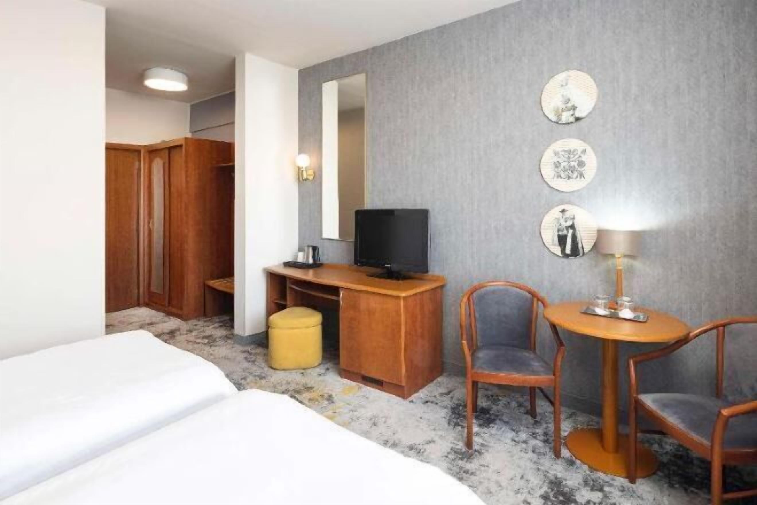 Roupa de alta qualidade, minibar, cofre no quarto, secretária 