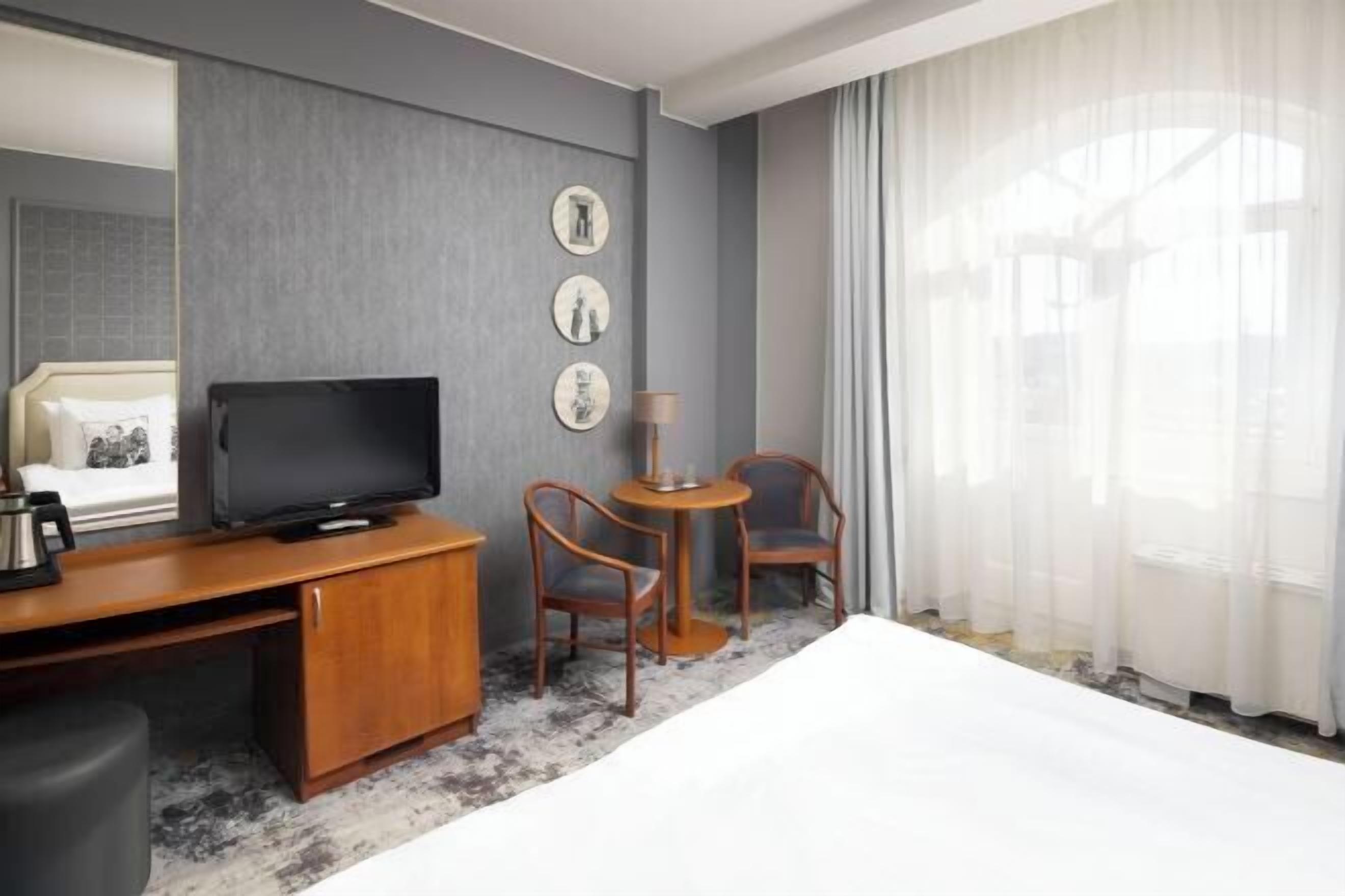 Roupa de alta qualidade, minibar, cofre no quarto, secretária 