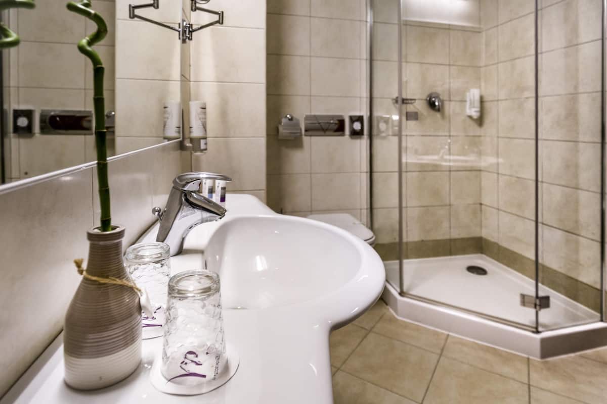 Roupas de cama premium, frigobar, cofres nos quartos, escrivaninha