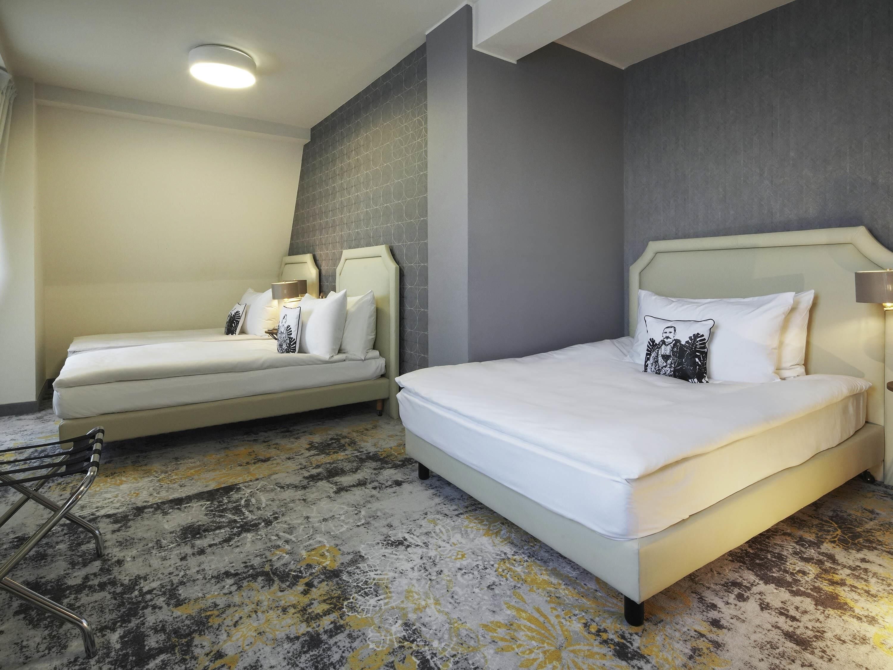 Quarto Standard, 3 camas individuais | Roupa de alta qualidade, minibar, cofre no quarto, secretária 