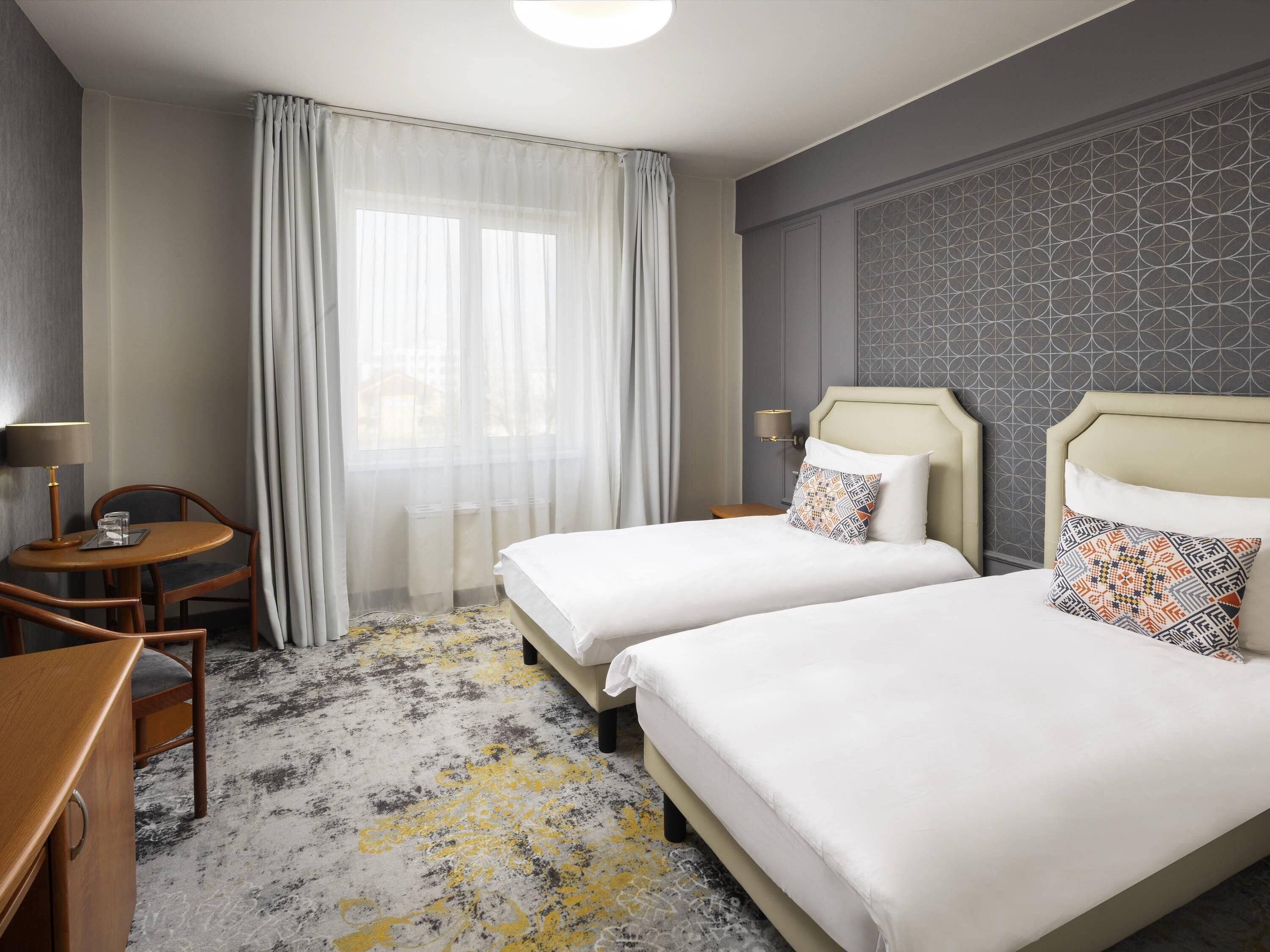 Quarto Standard, 2 camas individuais | Roupa de alta qualidade, minibar, cofre no quarto, secretária 