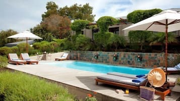 Piscina exterior, guarda-sóis, espreguiçadeiras