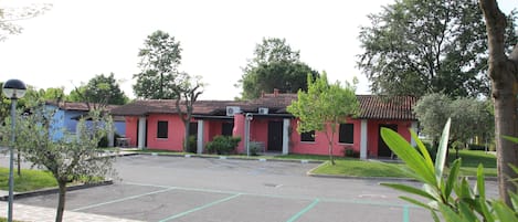 Um estacionamento com um edifício ao fundo.