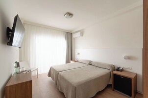 Frigobar, escrivaninha, cortinas blackout, ferros/tábuas de passar roupa