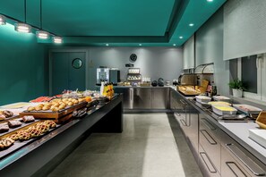 Café da manhã com buffet todos os dias (EUR 13.95 por pessoa) 