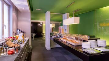 Café da manhã com buffet todos os dias (EUR 13.95 por pessoa)