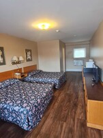 Quarto, 2 camas queen-size, não fumadores | Minibar, ferro/tábua de engomar, Wi-fi grátis, roupa de cama fornecida