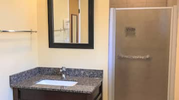 Quarto, 1 cama queen-size | Casa de banho | Toalhas fornecidas