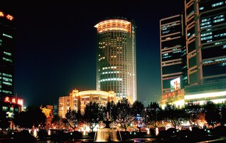 Fachada do alojamento (tarde/noite)