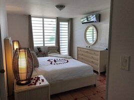 Room, Balcony, Ocean View  | Lençóis de algodão egípcio, roupa de alta qualidade, edredões de penas 