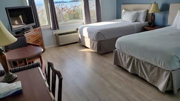 Quarto solteiro standard, 2 camas de casal, geladeira e micro-ondas, de frente para a praia | Individualmente decorados, individualmente mobiliados, escrivaninha