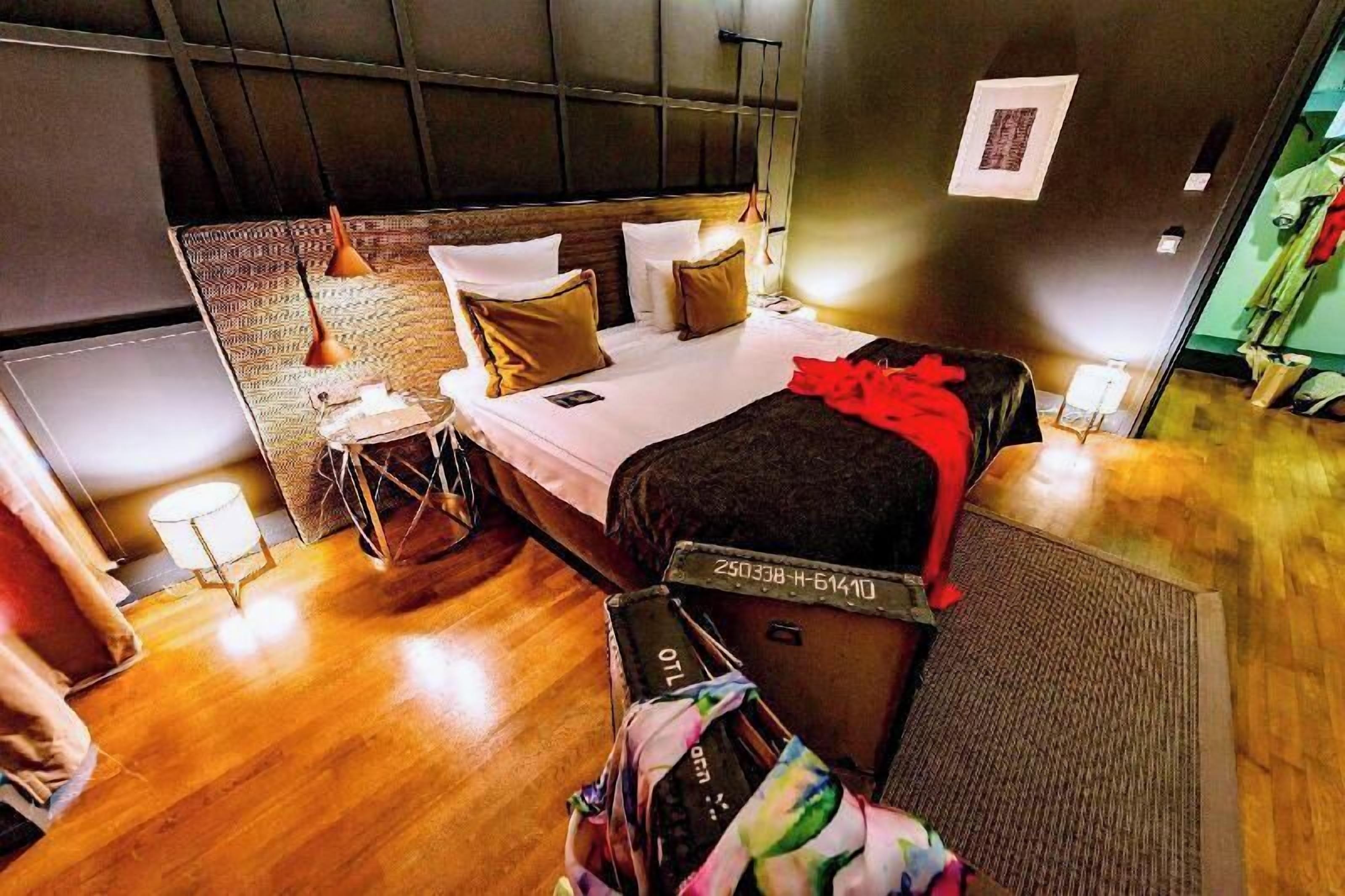 Roupa de alta qualidade, minibar, cofre no quarto, secretária 
