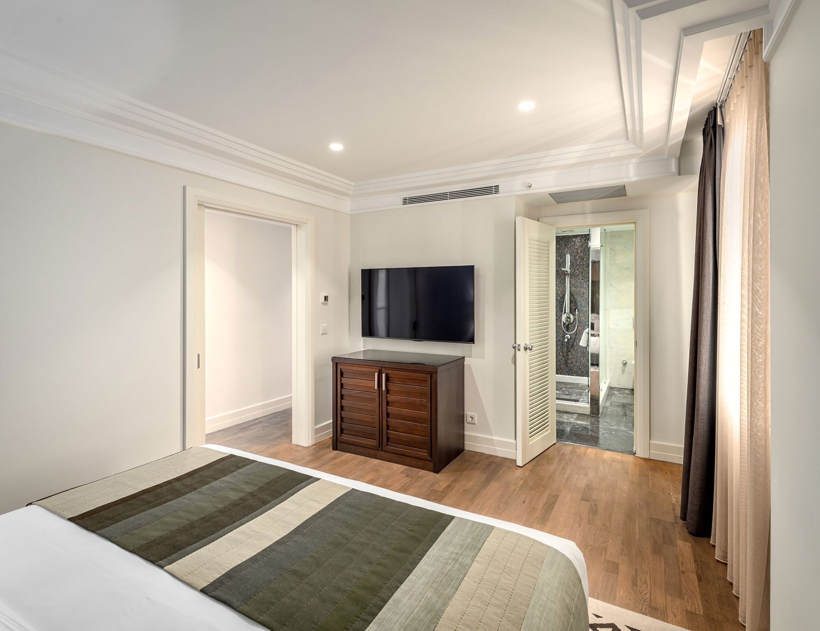 Roupa de alta qualidade, minibar, cofre no quarto, secretária 