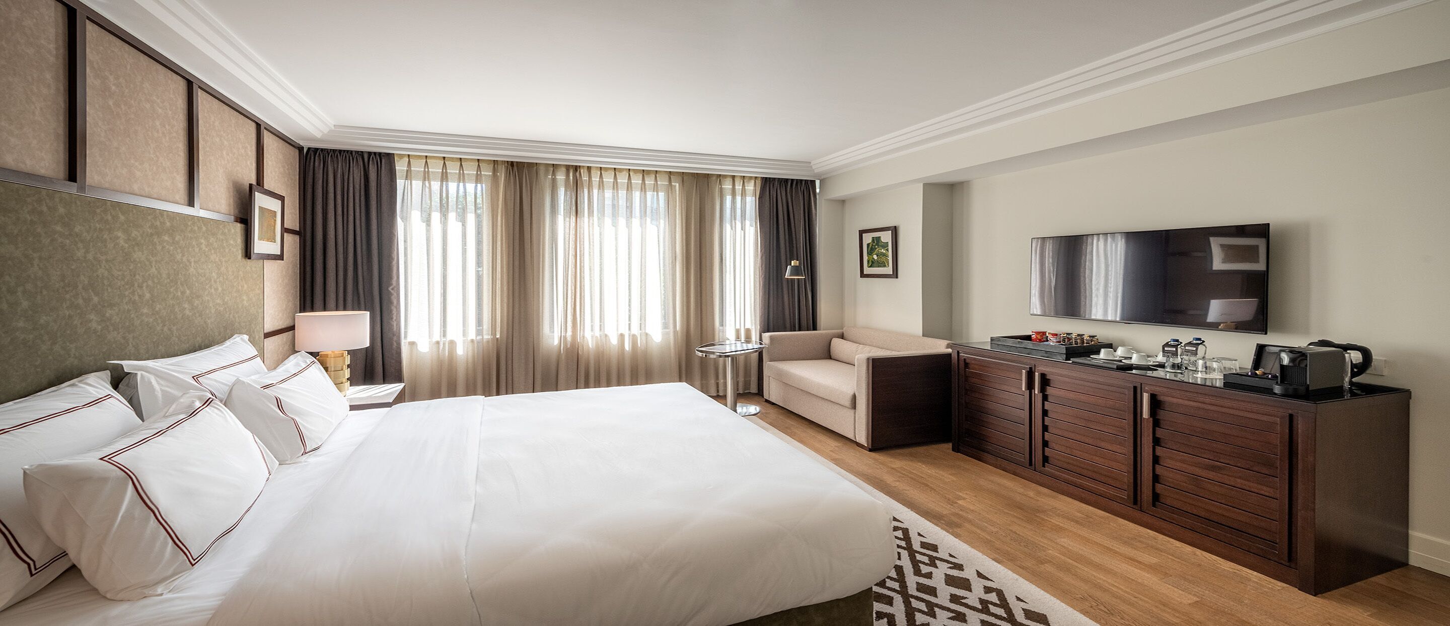 Roupa de alta qualidade, minibar, cofre no quarto, secretária 