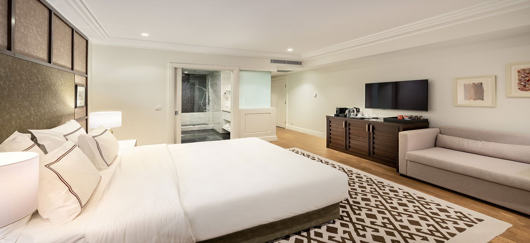Roupa de alta qualidade, minibar, cofre no quarto, secretária 