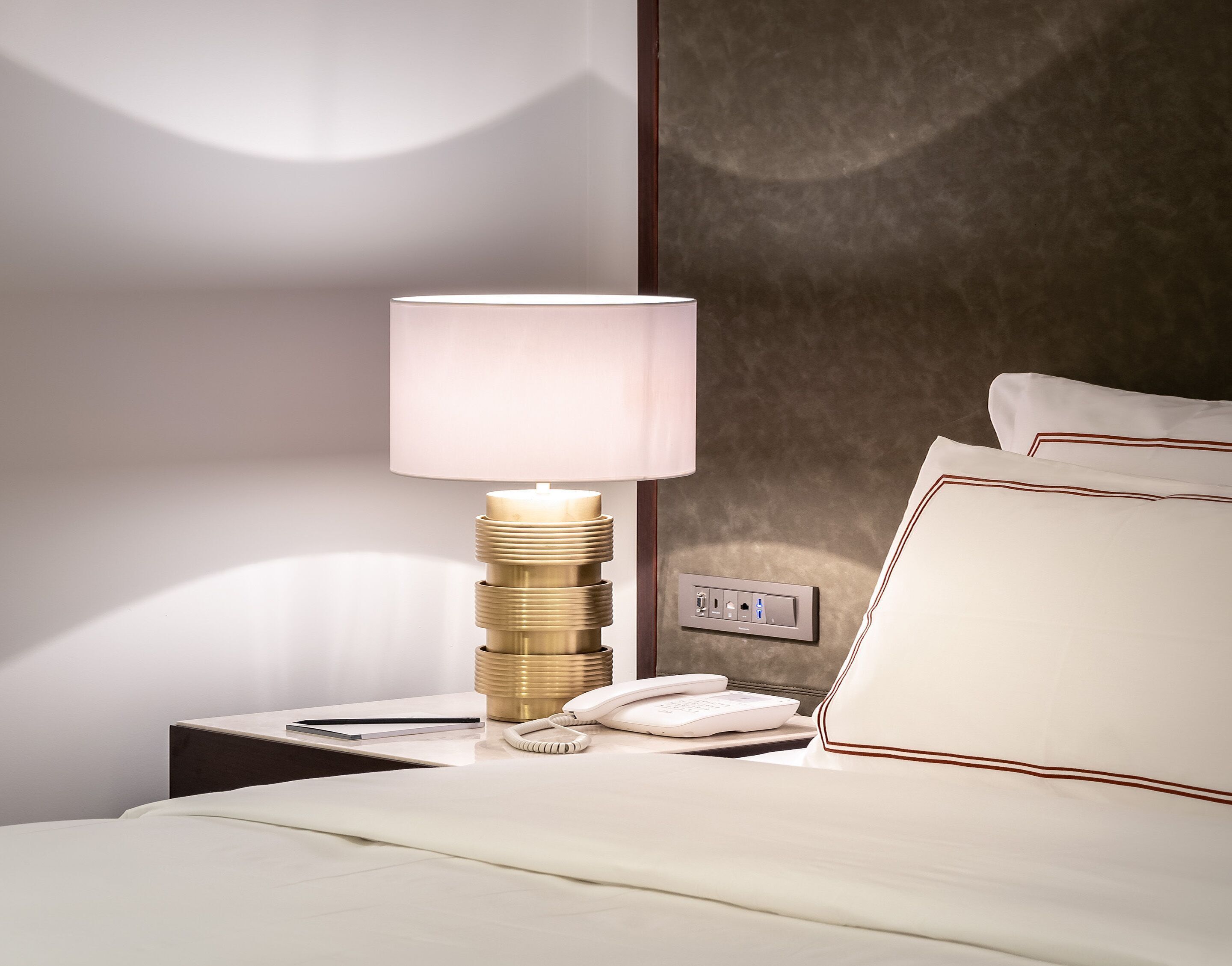 Roupa de alta qualidade, minibar, cofre no quarto, secretária 