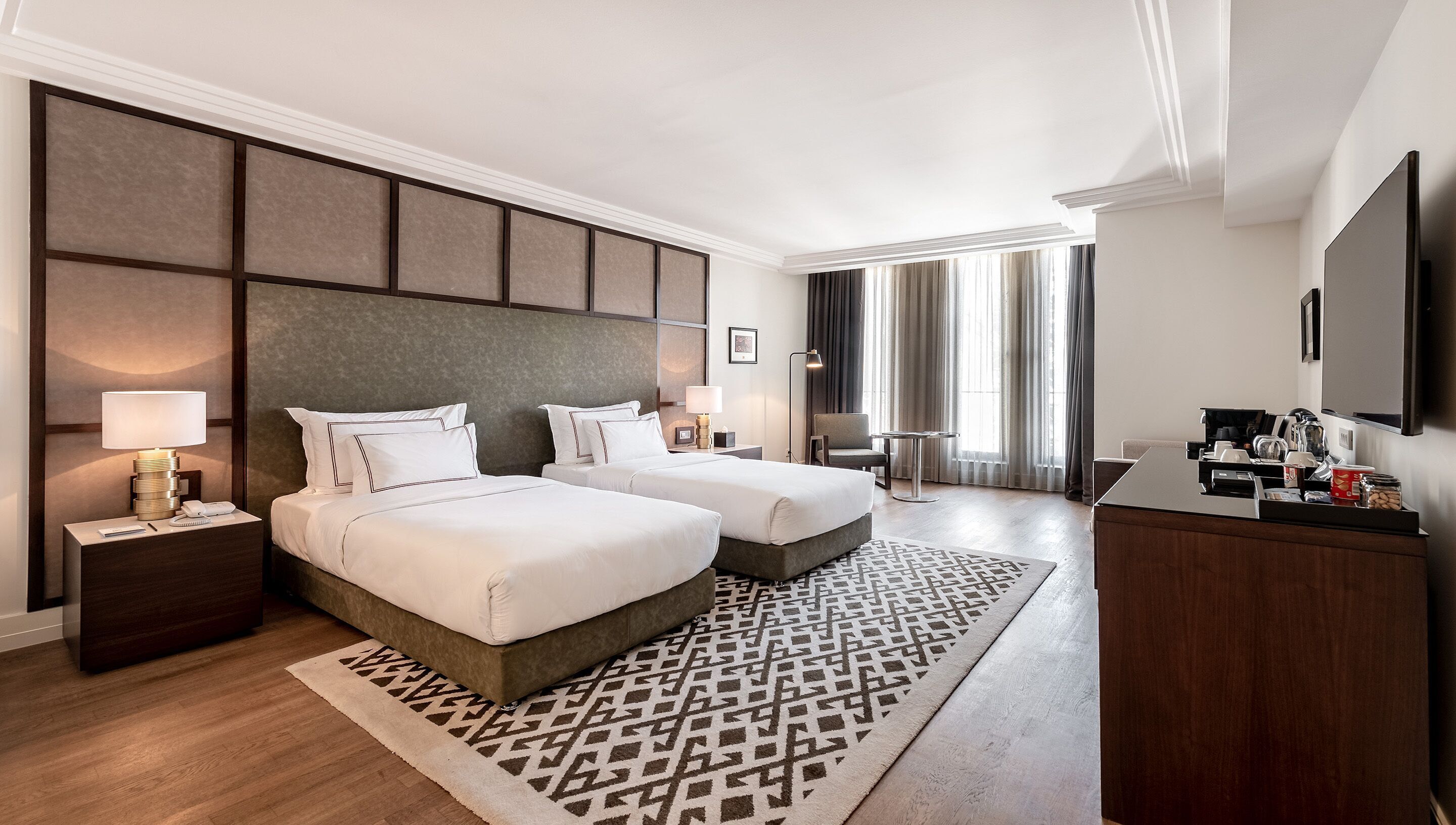Roupa de alta qualidade, minibar, cofre no quarto, secretária 