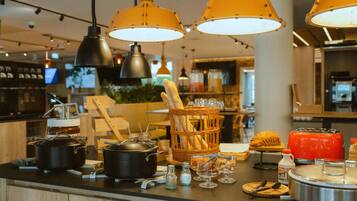 Pequeno-almoço tipo buffet diário mediante uma taxa