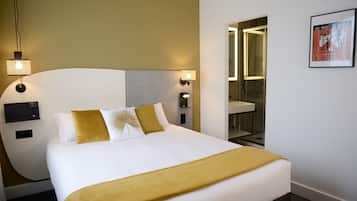 Cofres nos quartos, individualmente mobiliados, escrivaninha