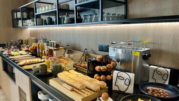 Café da manhã com buffet todos os dias (EUR 13.50 por pessoa)