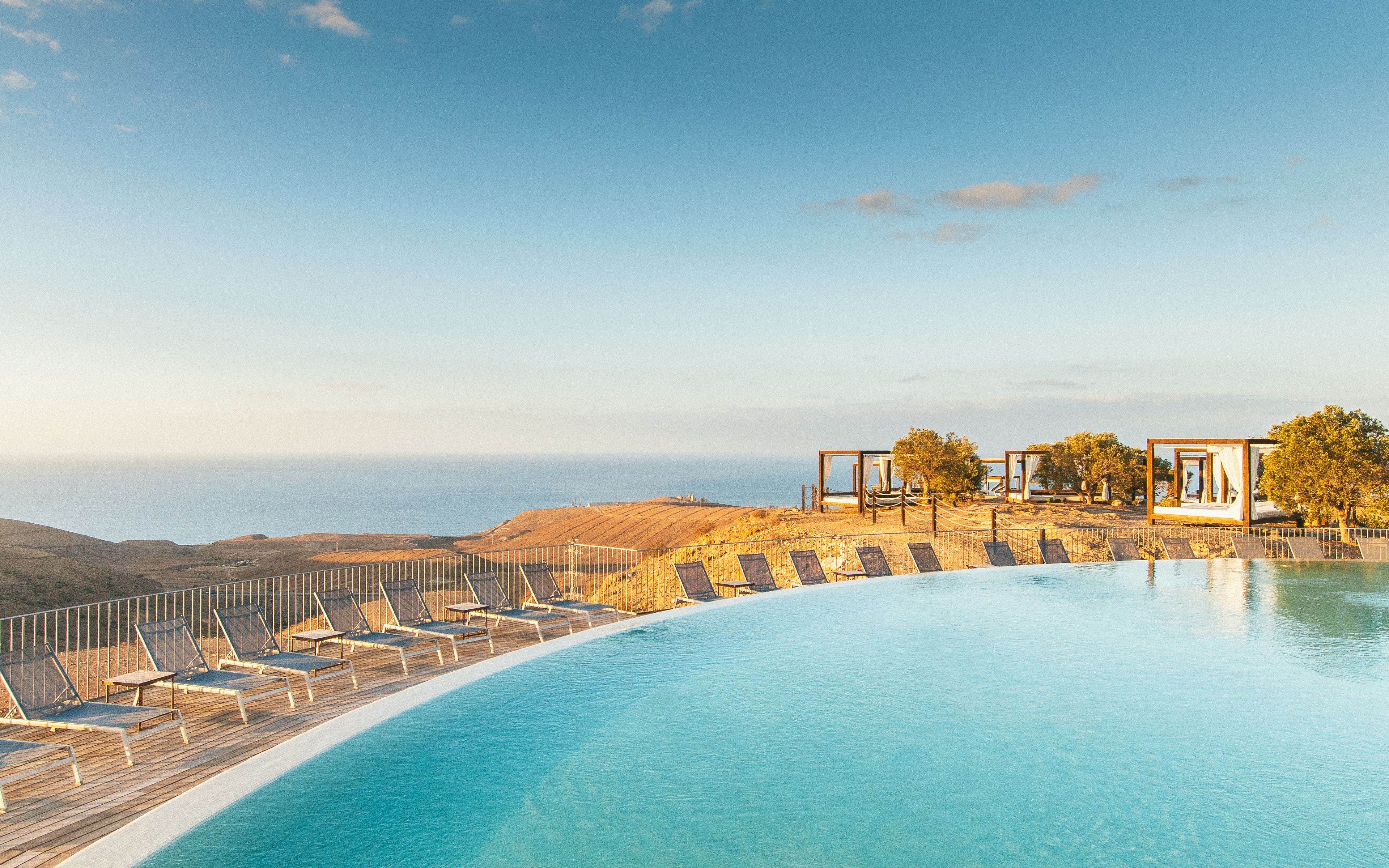 7 piscinas externas, espreguiçadeiras