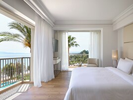 Minibar, cofre no quarto, secretária 