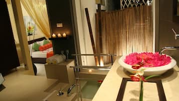 Quarto Standard, junto ao jardim (Contemporary) | Casa de banho | Uma combinação polibã/banheira, artigos de higiene pessoal grátis