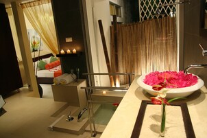 Quarto standard, no jardim (Contemporary) | Banheiro | Chuveiro/banheira combinados, produtos de toalete grátis