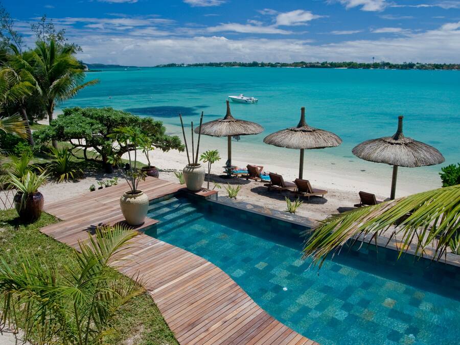 Quarto, junto à praia | Piscina exterior | Piscina exterior, espreguiçadeiras