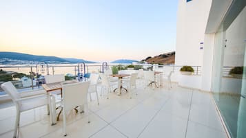 2 restaurantes, pequenos-almoços servidos, cozinha mediterrânica