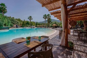 Almoços e jantares servidos, junto à piscina 