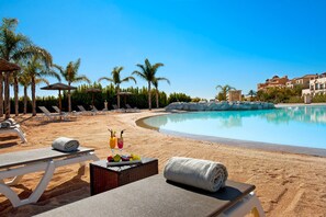 6 piscinas externas, funciona das 10h às 20h, guarda-sóis