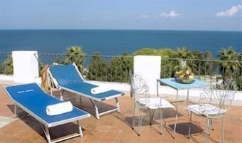 Terraço com espreguiçadeiras