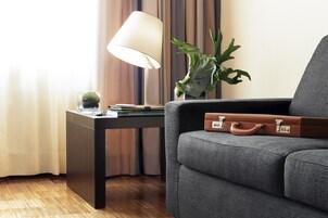 Quarto triplo, 3 camas de solteiro | Área de estar | TV LCD, filmes pagos