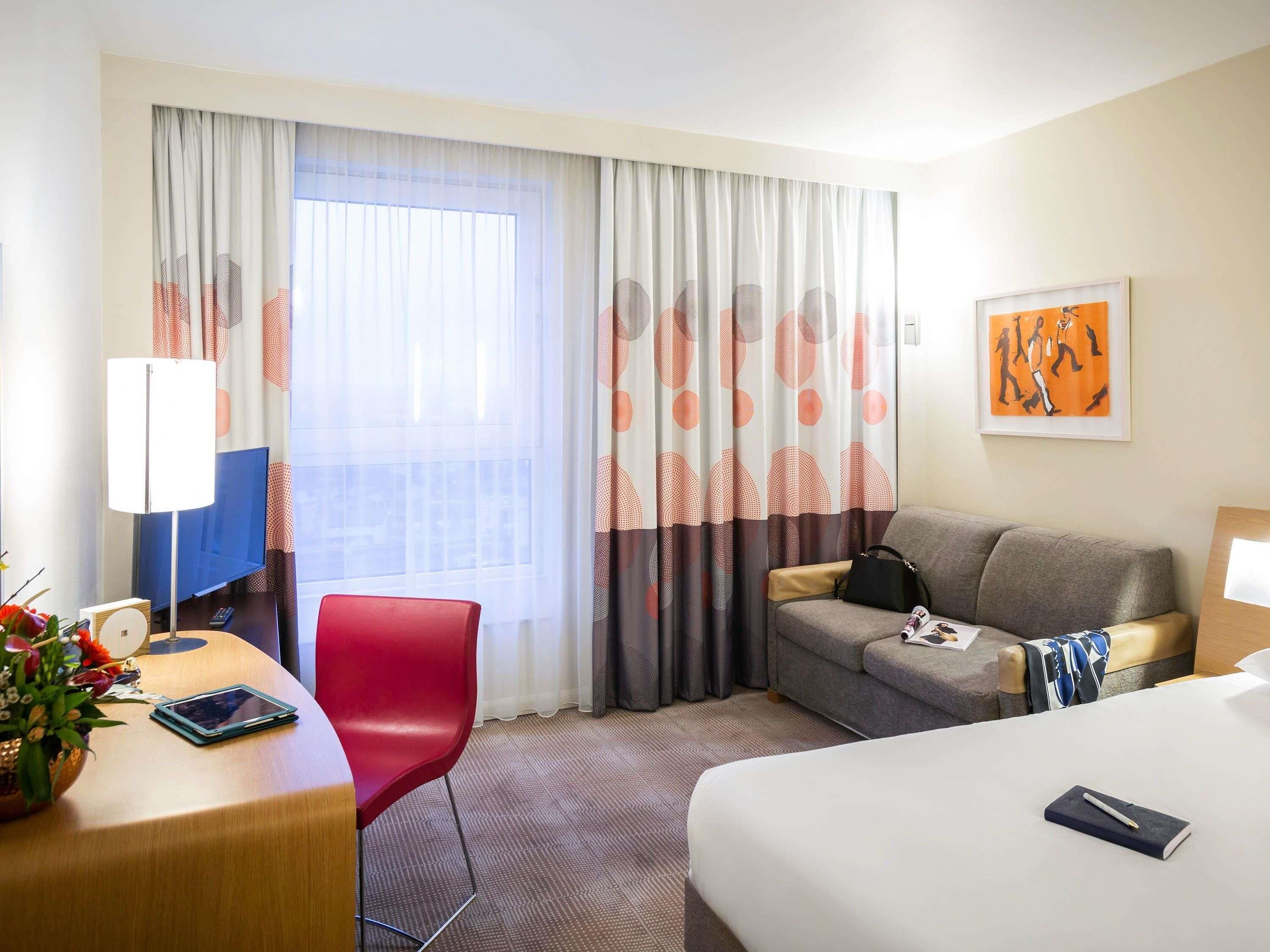 Quarto standard, 1 cama Queen e sofá-cama | Frigobar, cofres nos quartos, escrivaninha, cortinas blackout