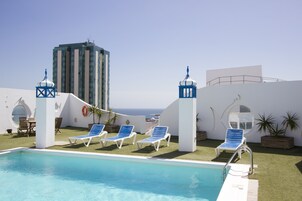 Piscina exterior, da(s) 9:00 à(s) 20:00, guarda-sóis, espreguiçadeiras 