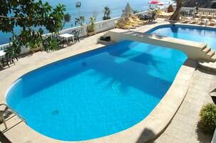 Piscina exterior, espreguiçadeiras