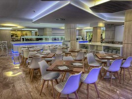 2 restaurantes, café da manhã, culinária internacional