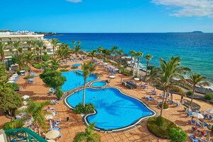 2 piscinas externas, espreguiçadeiras