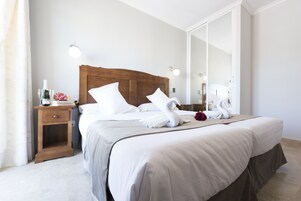 Cofres nos quartos, escrivaninha, ferros/tábuas de passar roupa