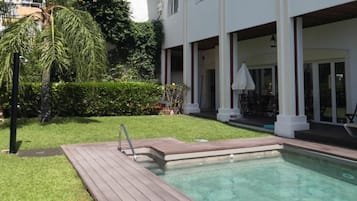 Piscina exterior, guarda-sóis, espreguiçadeiras