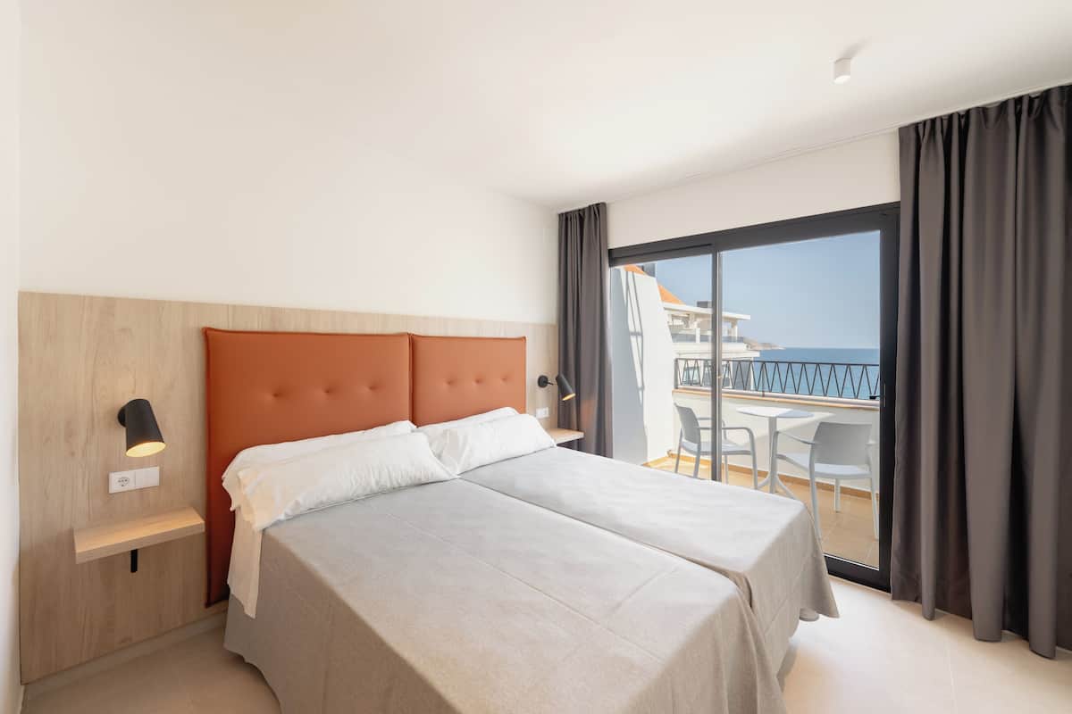 Frigobar, cofres nos quartos, escrivaninha