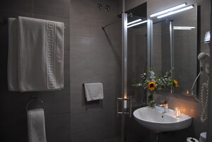 Quarto casal | Banheiro | Produtos de toalete grátis, secador de cabelo, toalhas de banho 