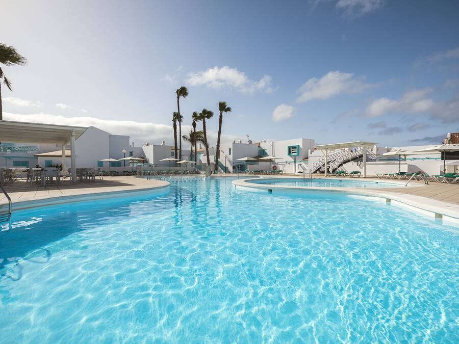 Piscina exterior, espreguiçadeiras