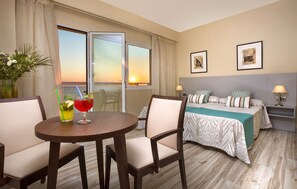 Quarto Duplo Superior | Minibar, cofre com capacidade para portátil, secretária 